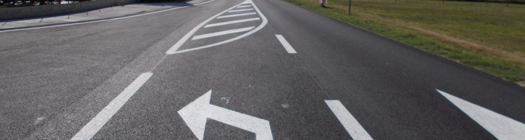 Balisages routiers : voies publiques et privées, zones commerciales ...